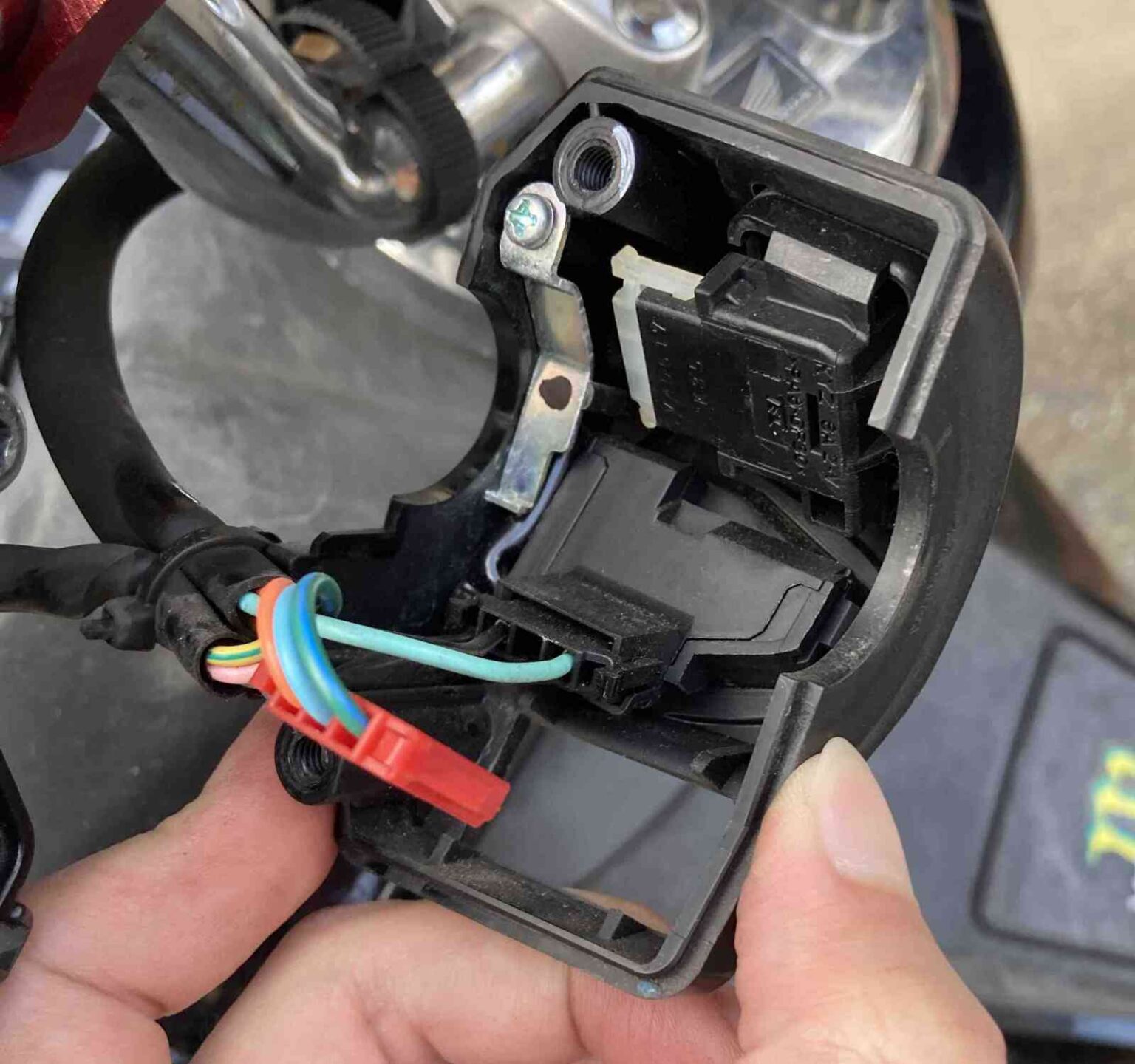 【PCX】ウィンカースイッチを交換してみた 作業は簡単。パーツ探しがだるい。 - Kzumaブログ